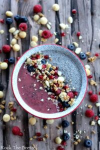 Smoothie Bowl aux fruits rouges et lait d'amande - Rock The Bretzel