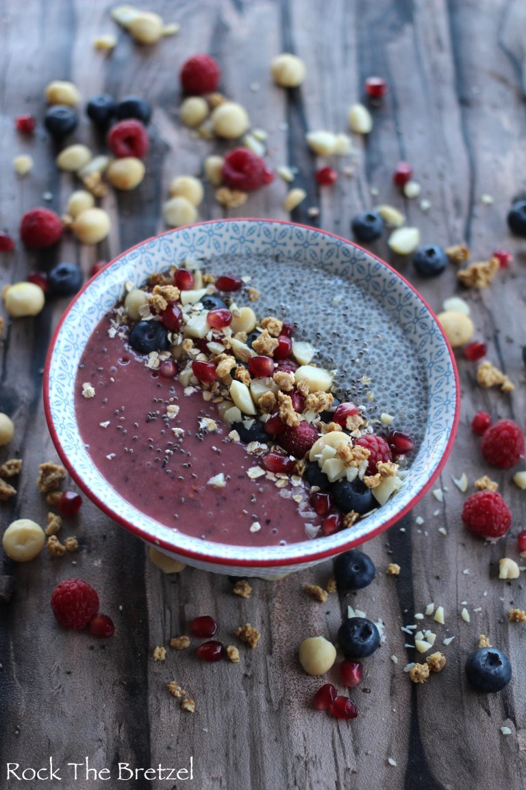 Smoothie Bowl aux fruits rouges et lait d'amande - Rock the Bretzel