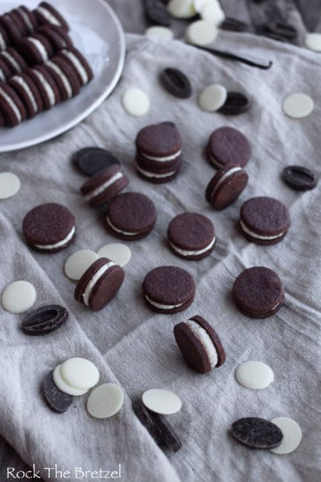 Biscuits chocolat et vanille façon Oréo - Rock the Bretzel